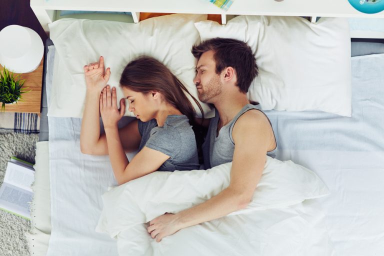Das Verrät Eure Schlafposition über Eure Beziehung
