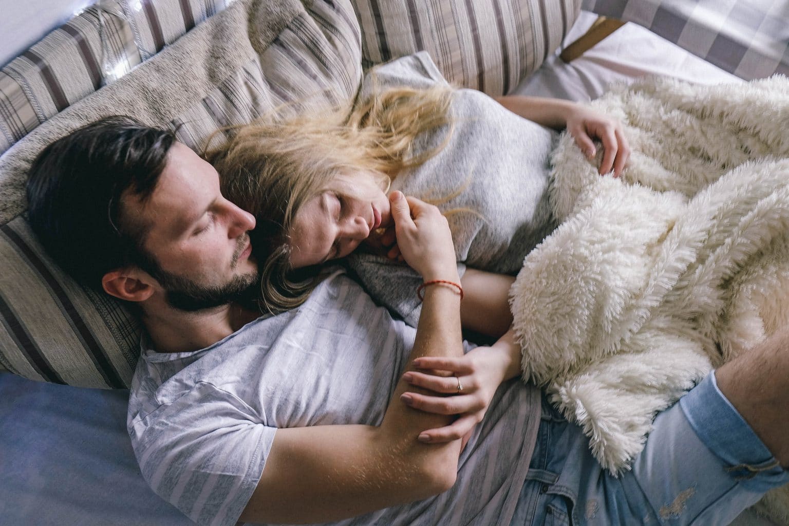Das Sagt Eure Liebste Kuschelposition über Eure Beziehung Aus