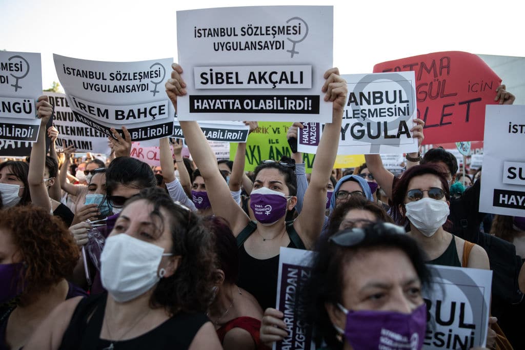 "Lang lebe die Frauensolidarität": Türkinnen protestieren gegen ...
