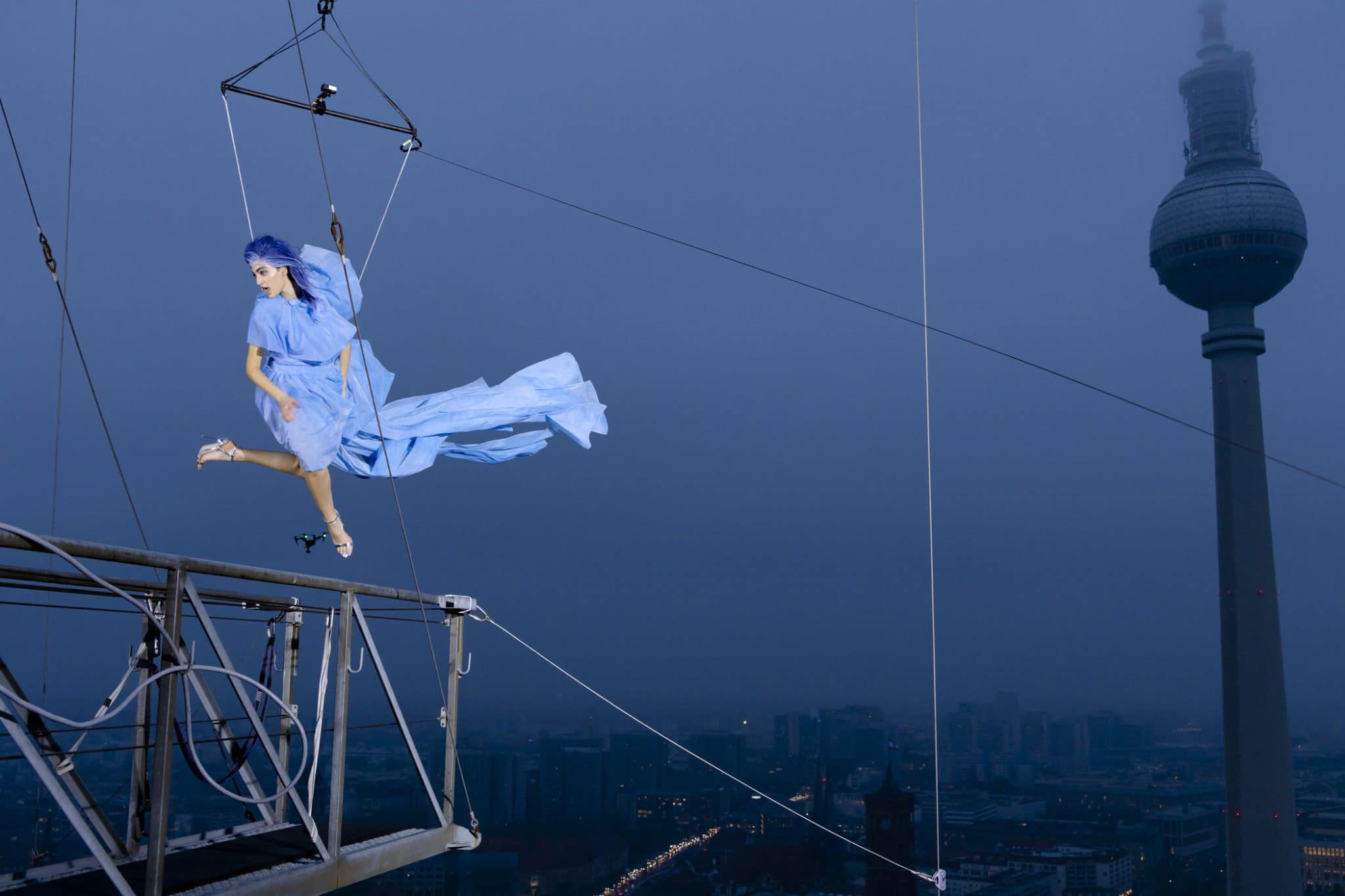 GNTM: Extremes Shooting in 122 Meter Höhe über Berlin
