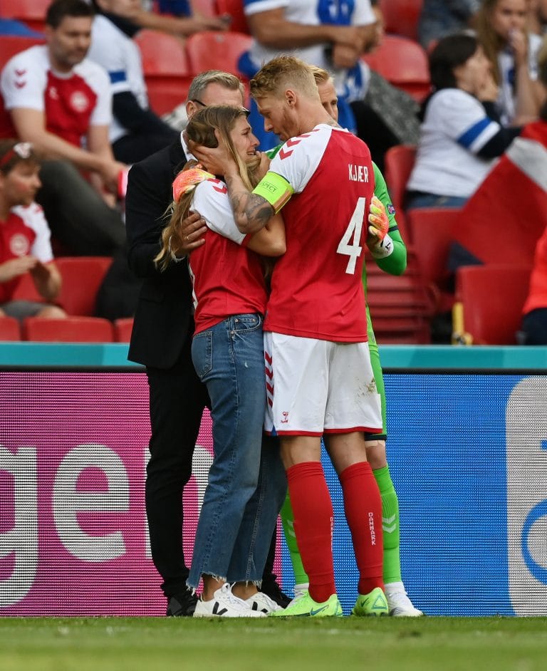 Dänischer Fußballer Eriksen bei EM kollabiert und reanimiert: Zustand ...