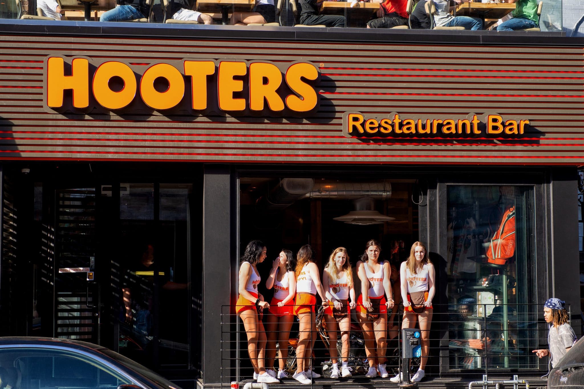 "Hooters": Neues Outfit mit noch knapperen Höschen sorgt für Wirbel