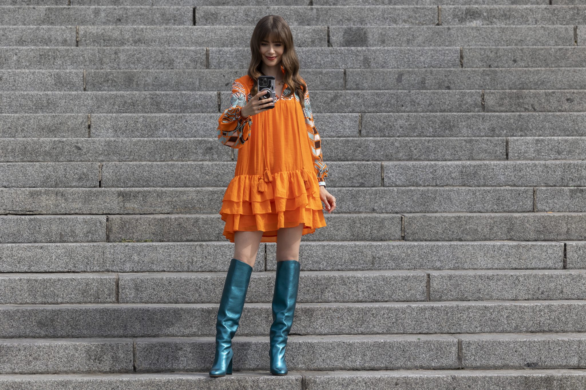 Lily Collins löst "Emily in Paris"-Rätsel: So kann Emily so viel ...