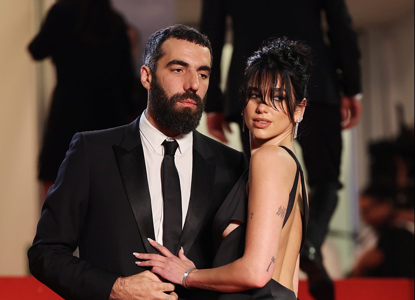 Dua Lipa: Sängerin zeigt sich erstmals mit neuem Freund am Red Carpet ...