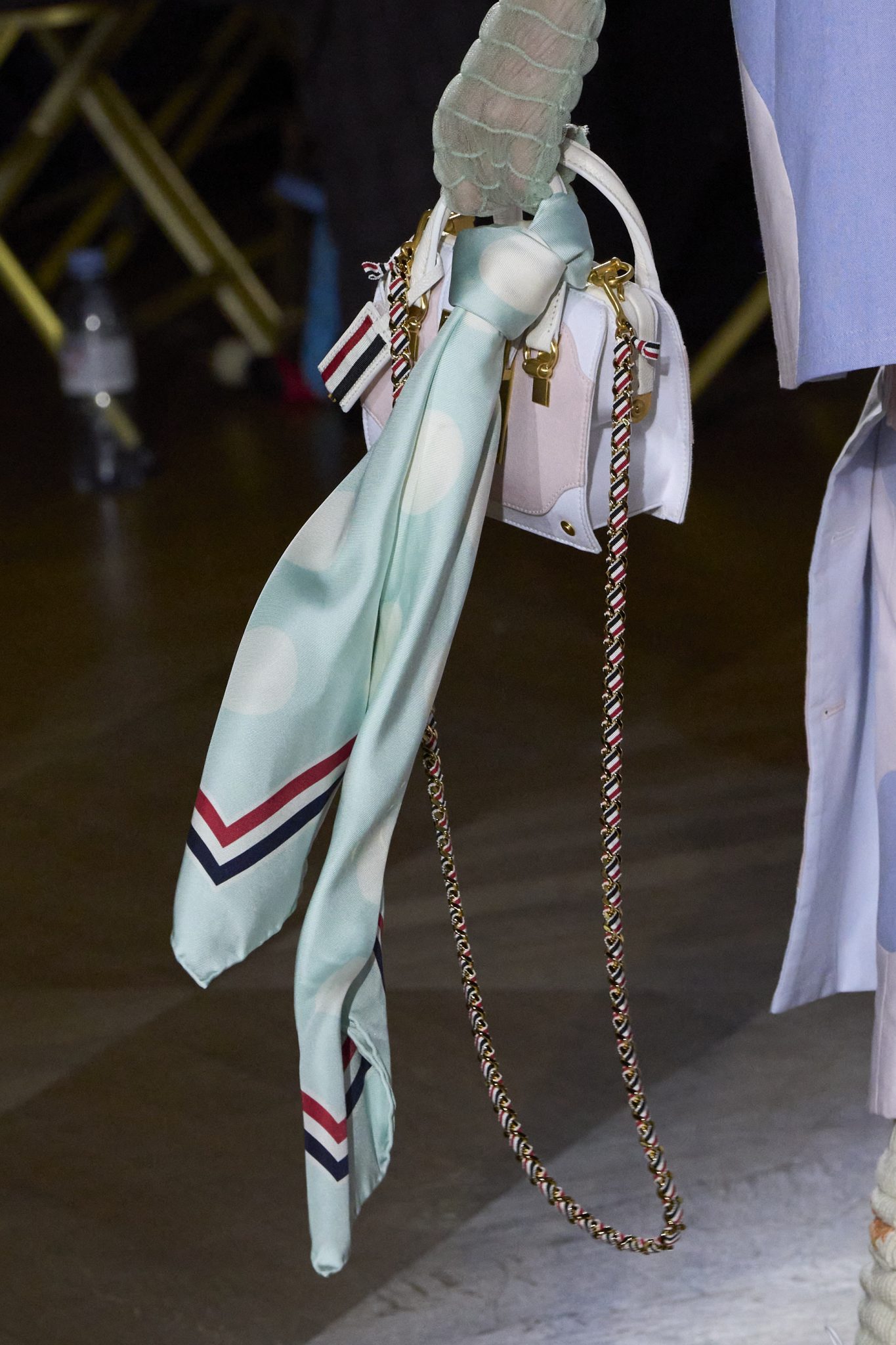 5 Styling-Hacks, dein Seidentuch diesen Sommer zu tragen