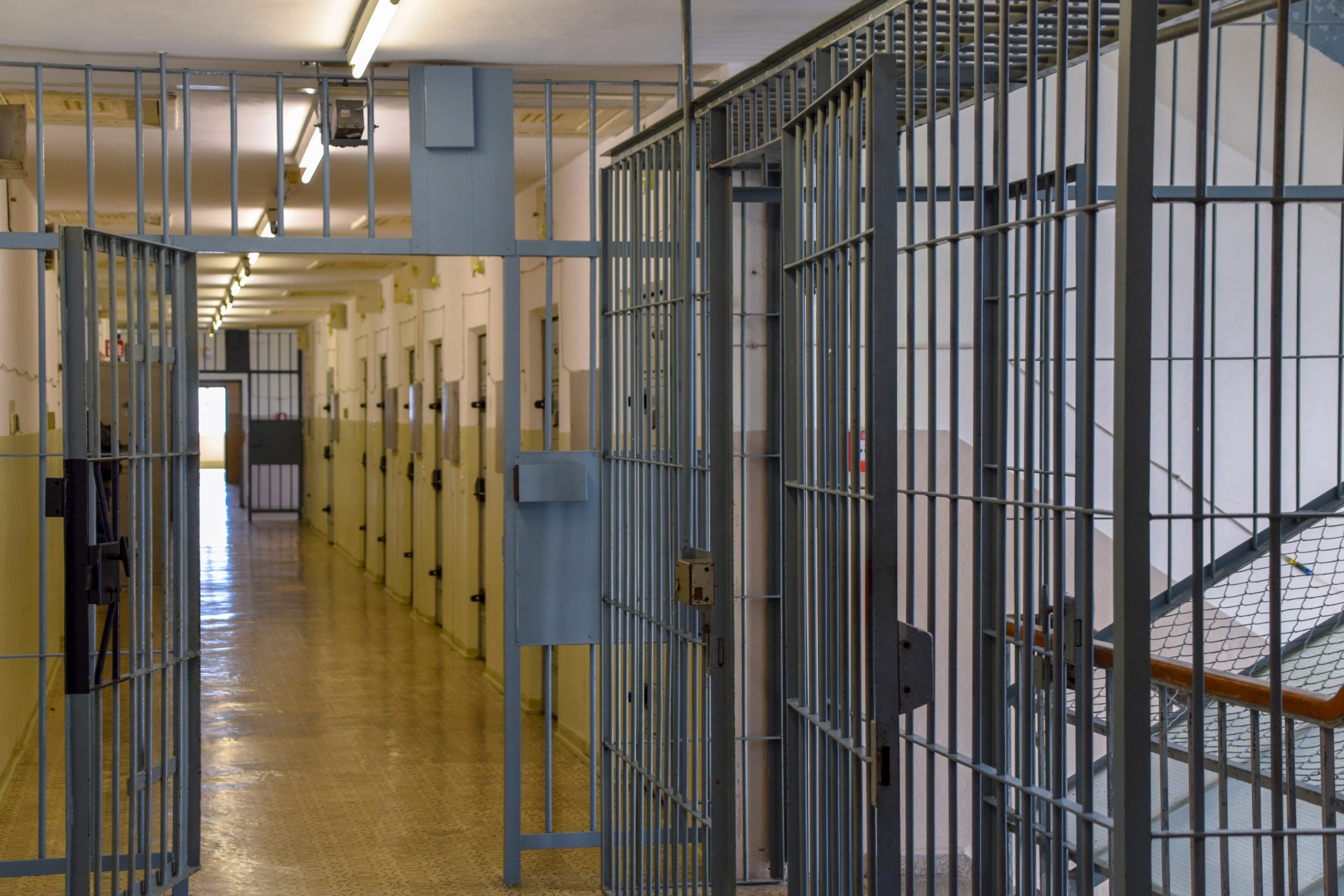 Mann wird versehentlich aus Gefängnis entlassen und kommt von selbst ...